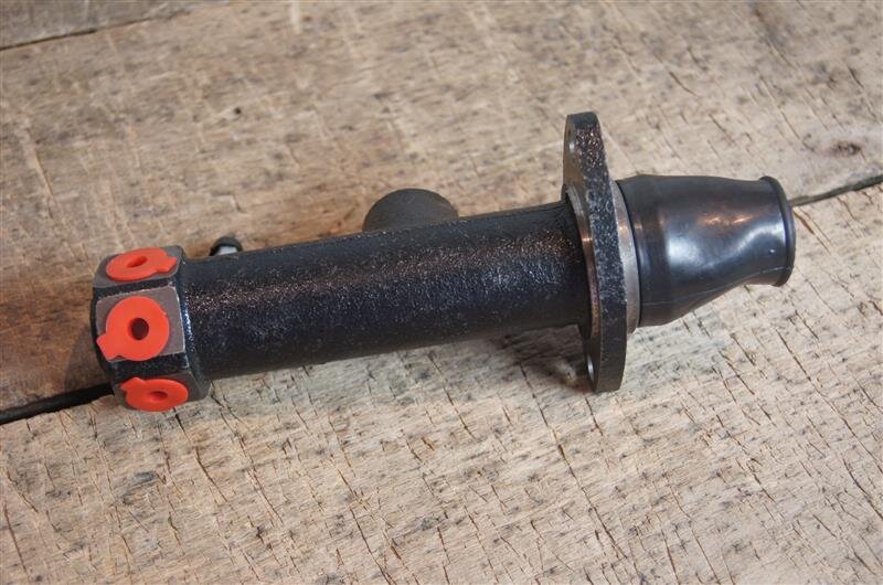 brake master cylinder W110 without brake booster -repro