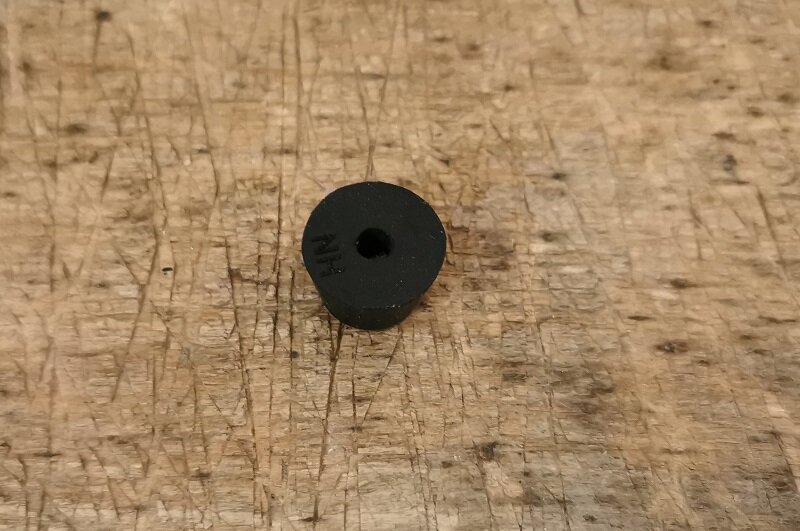 Gummipuffer an Kühlergrillrahmen R/C107