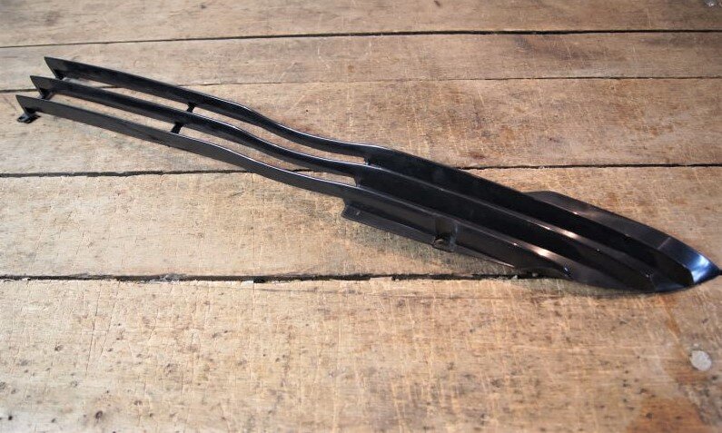 lower vent grille left R/C107