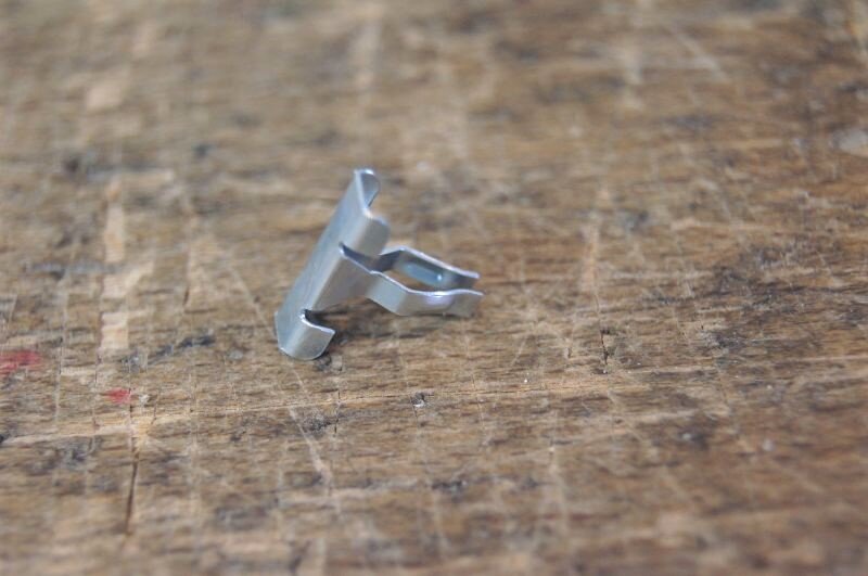grille molding clip - vertical 0019885678